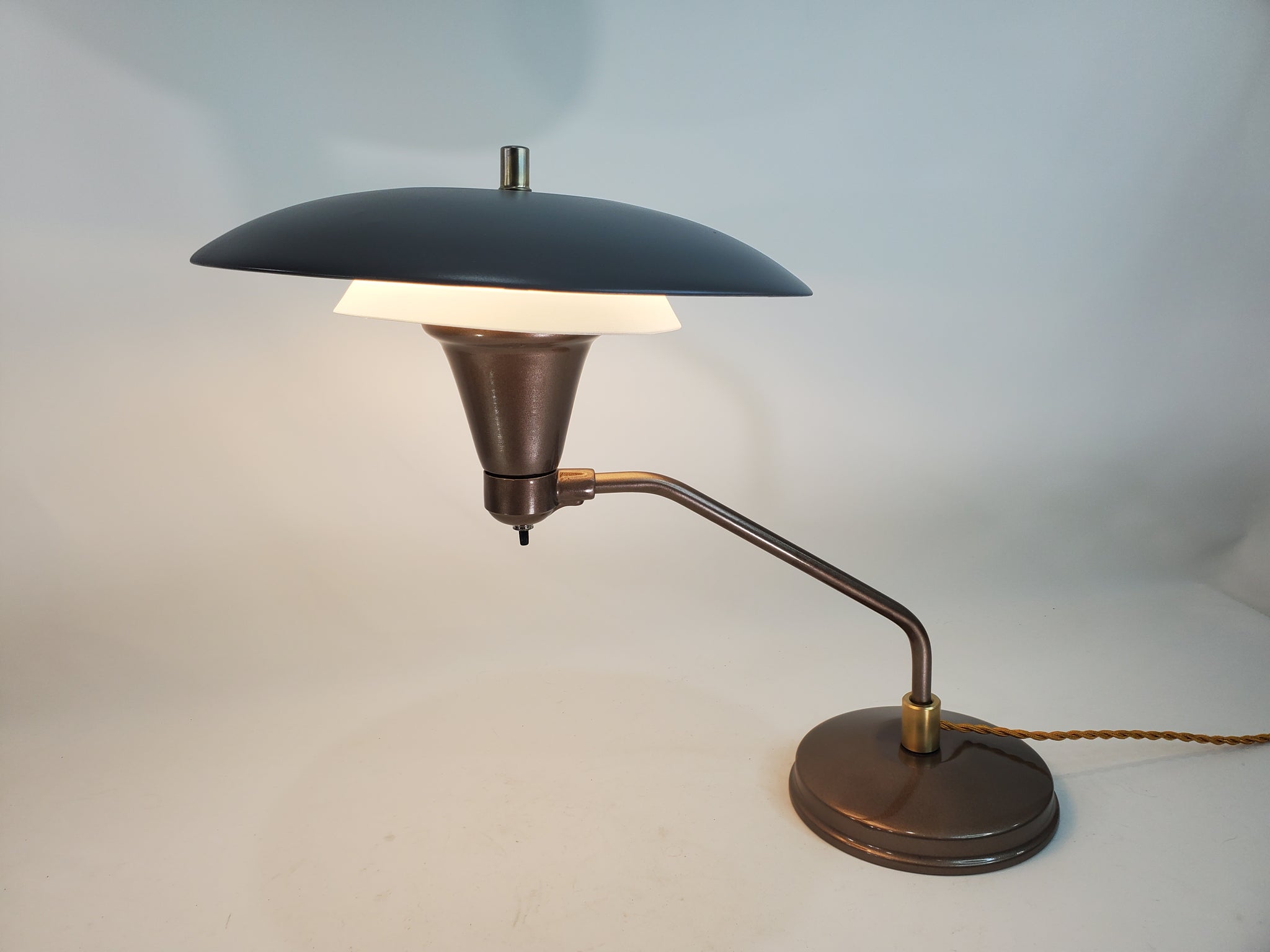 1950s Flying Saucer Desk Lamp by Art Specialty Co – Classic Brass Lighting
