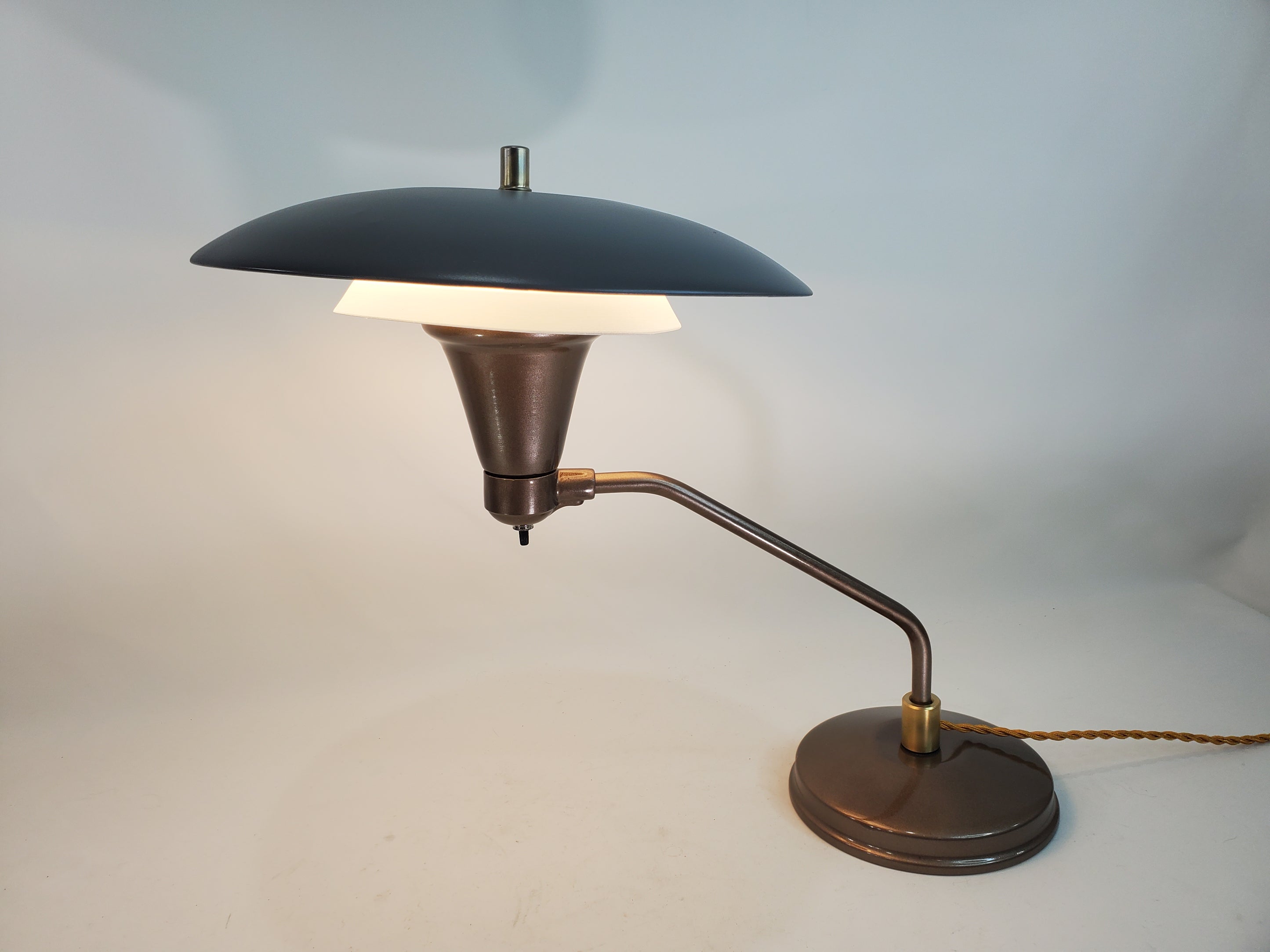 1950s Flying Saucer Desk Lamp by Art Specialty Co – Classic Brass Lighting